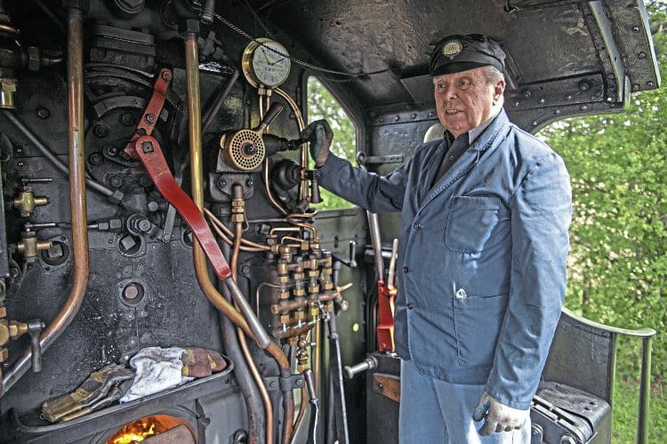 Steam driver Jeff takes his last turn after 65 years | Heritage Railway ...