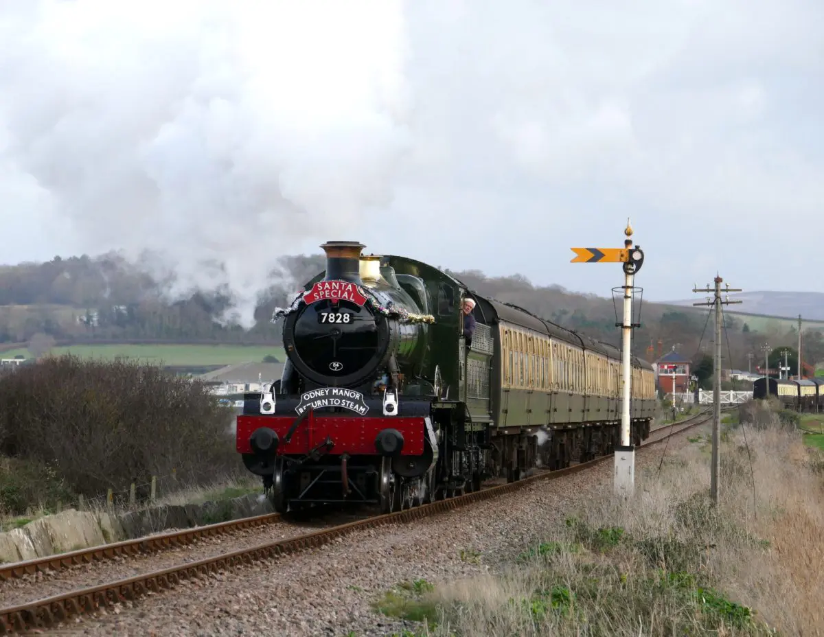 Your Gallery: Manor 4-6-0 No. 7828 'Odney Manor' leaving Blue Anchor ...